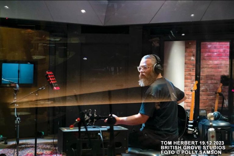 Neues Album: David Gilmour nahm in Mark Knopfler’s British Grove ...